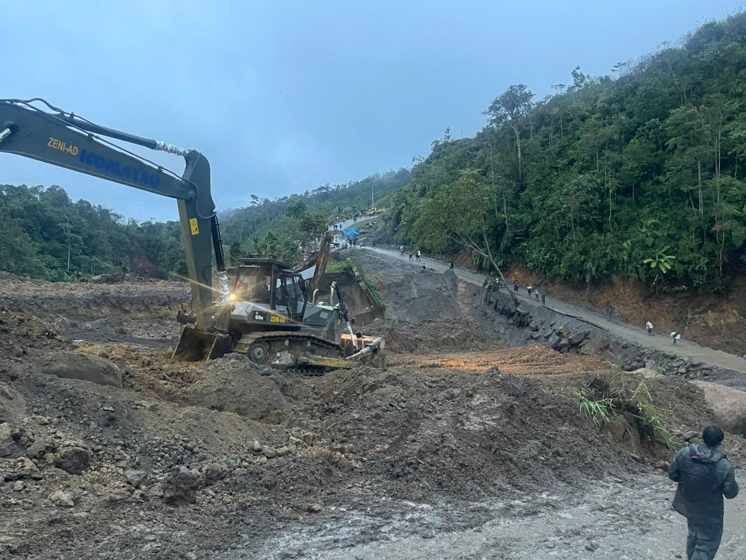 Sempat Terputus Akibat Banjir, Akses Jalan Simpang KKA Menuju Bener ...
